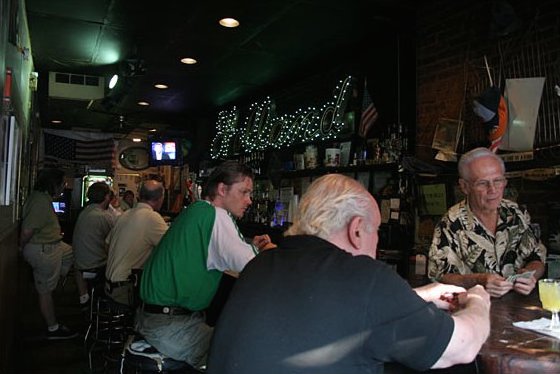 People who wait in long lines to get into clubs/bars, why? is it worth ...